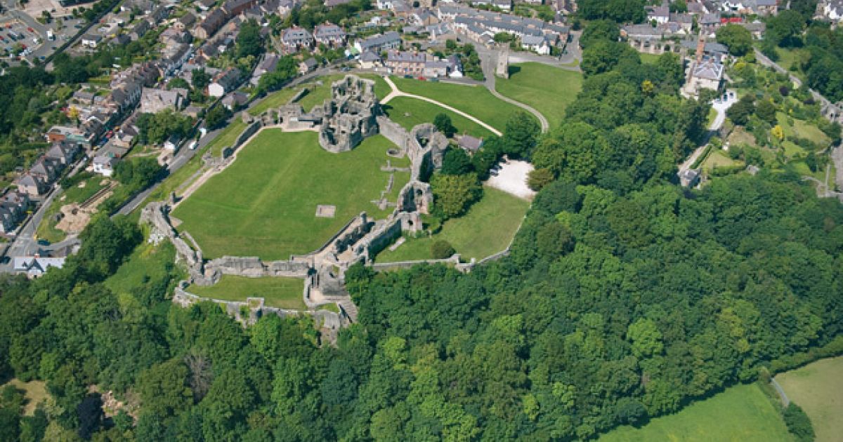 Denbigh Castle and Dr Johnson's Cottage - Ramblers