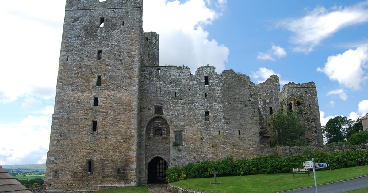 Aysgarth Falls, Bolton Castle and Carperby Circular - Ramblers