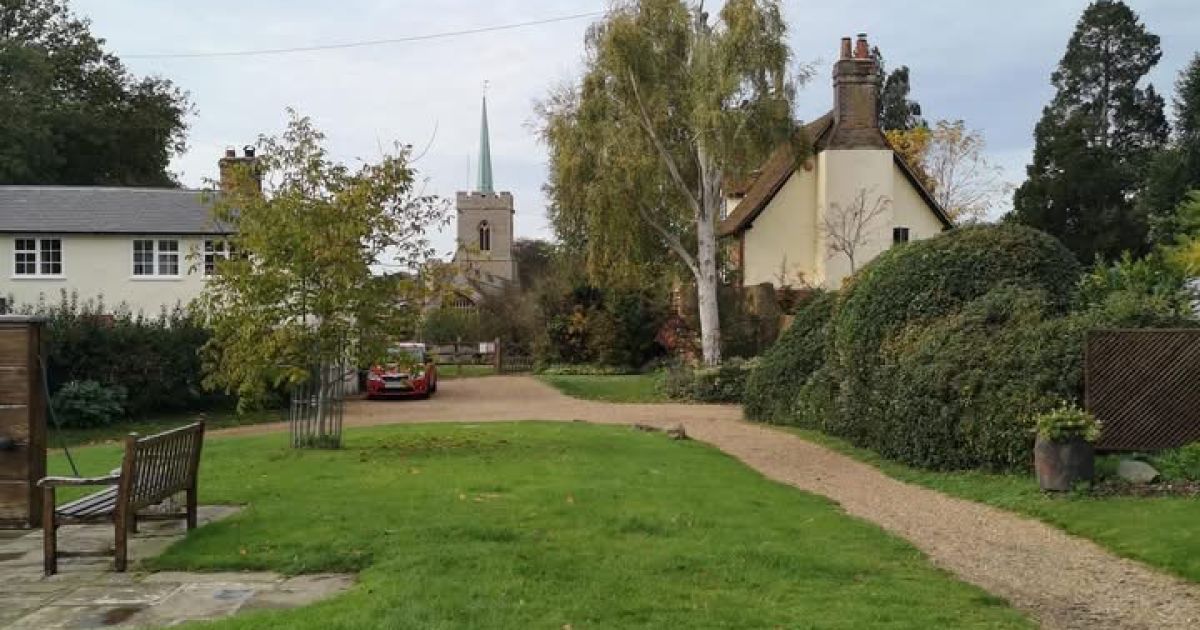 An Iron-Age enclosure and the start of Roman Road RR21 - Ramblers